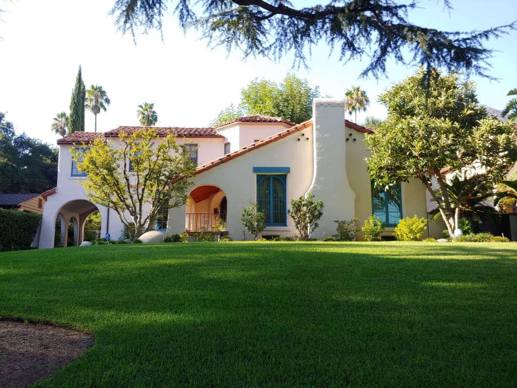 Filmed in LA, the iconic houses set – DayDream Under the Stars